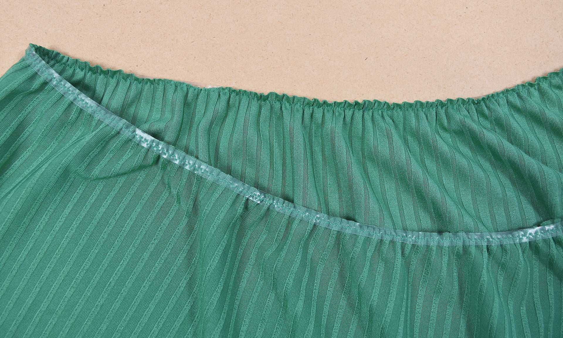 Gathering with elastic – Threads by Caroline